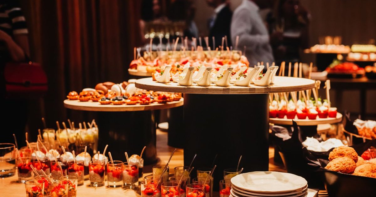 Bankiet amerykański – wszystko, co musisz wiedzieć o przyjęciu mieszanym